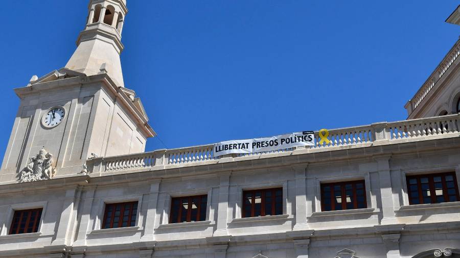 La pancarta ‘presos polítics’ cuelga otra vez de la fachada del ... La pancarta ‘presos polítics’ cuelga otra vez de la fachada del ...